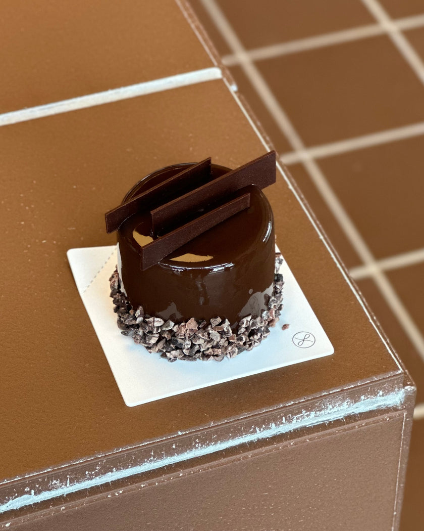 PETIT Valrhona Chocolate Cake – Lacher to-go